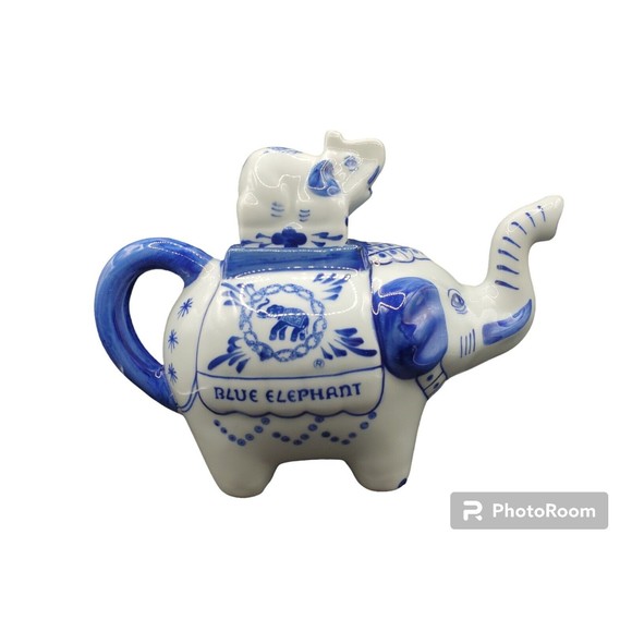 Blue Willow | Accents | Porcelain Blue Elephant Tea Pot W Little ...